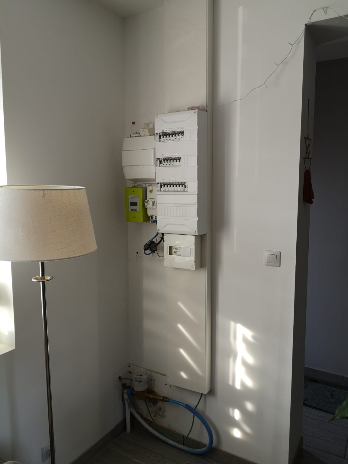 [Mini Tuto] Fabriquer un meuble cache compteur électrique – MagicManu