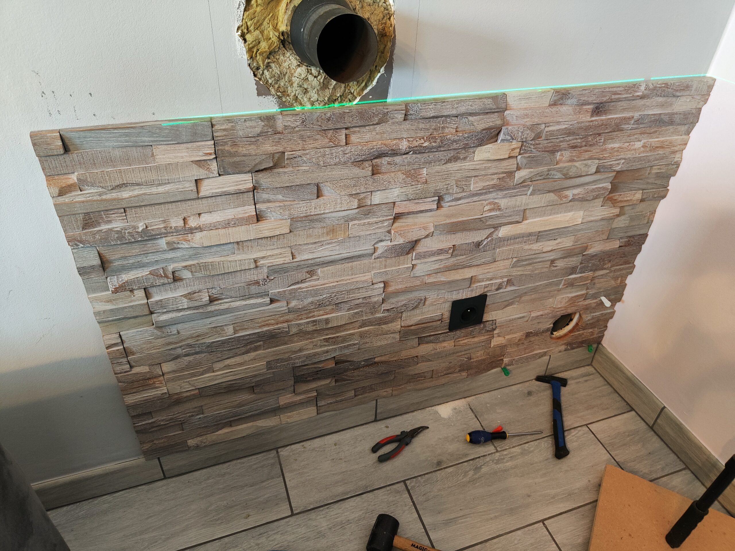 Comment poser des plaquettes de parement murales en bois derrière un ...